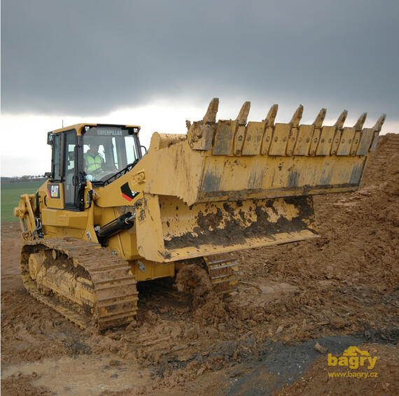 Je zde největší pásový nakladač světa v nejnovějším provedení ...