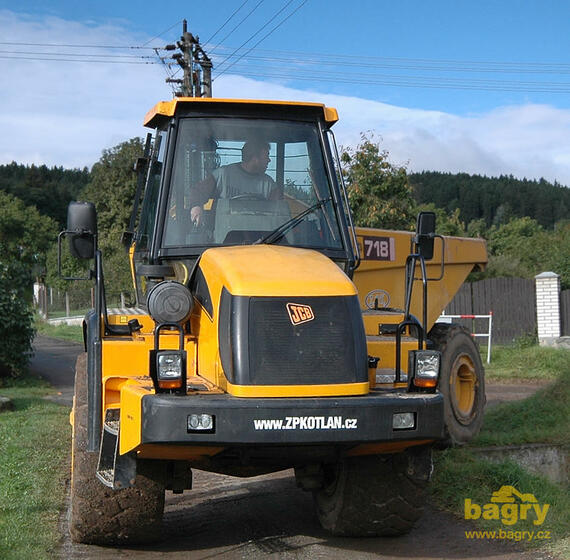 Rarita: Na kanalizaci v Lysicích pracuje kloubový dempr JCB 718 ...