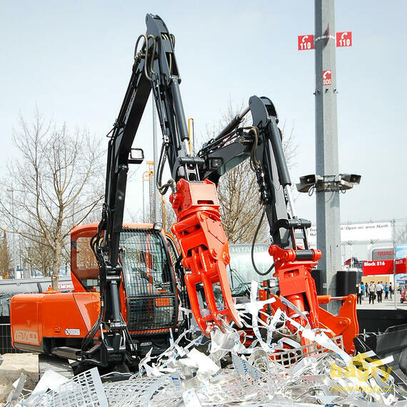 Dvouramenné rypadlo Hitachi ASTACO ZX 70 TF: Mým vzorem je člověk ...