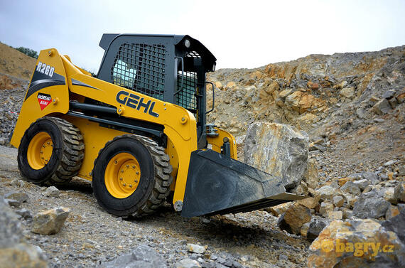 Gehl R260: Recenze / Recenze / Články / bagry.cz - vše o stavebních ...