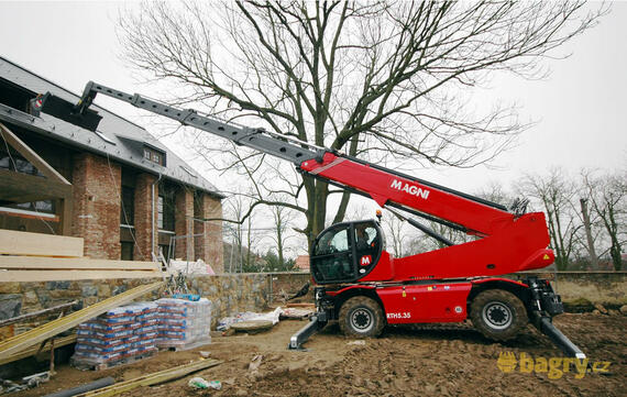 Teleskopický manipulátor Magni RTH 5.35 přerostl konkurenci přes hlavu ...