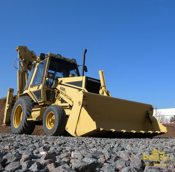 Před 25 lety se v Evropě objevil první rypadlonakladač Caterpillar 428 / Veteráni / Články ...