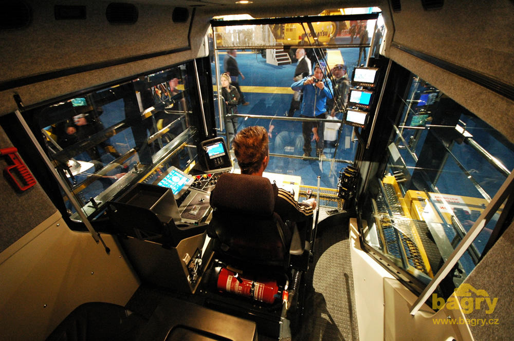 Pásové rypadlo Komatsu PC 5500 - interiér kabiny / Bauma 2013: Střední ...