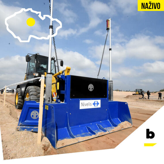 Nivelační radlice AP Leveller Bullblaster LEV2200 se v pískovně Pamětník automaticky hýbala ...