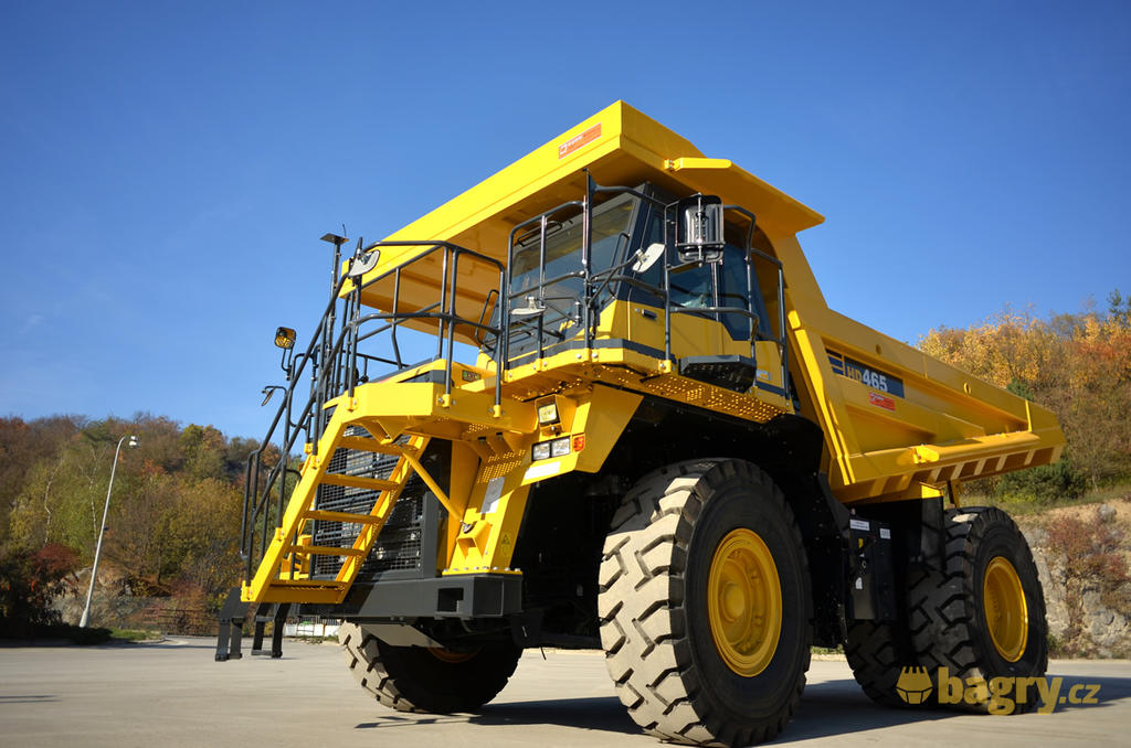 55tunový dempr Komatsu HD465-7 předán společnosti Českomoravský cement ...