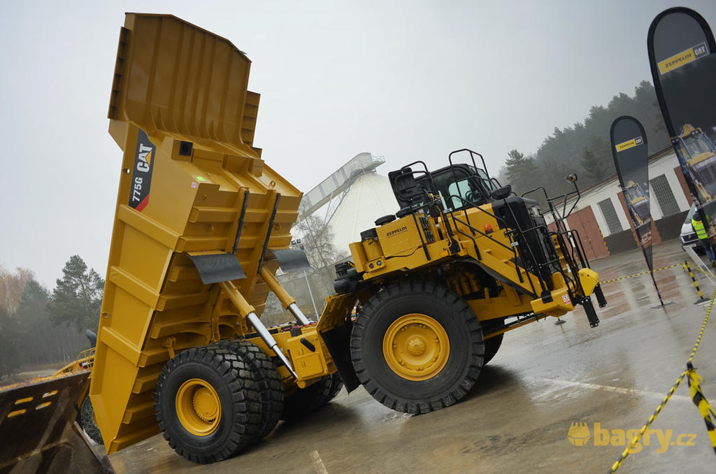 Caterpillar 775G se zvednutou korbou / Pevný dampr Cat 775G od ...