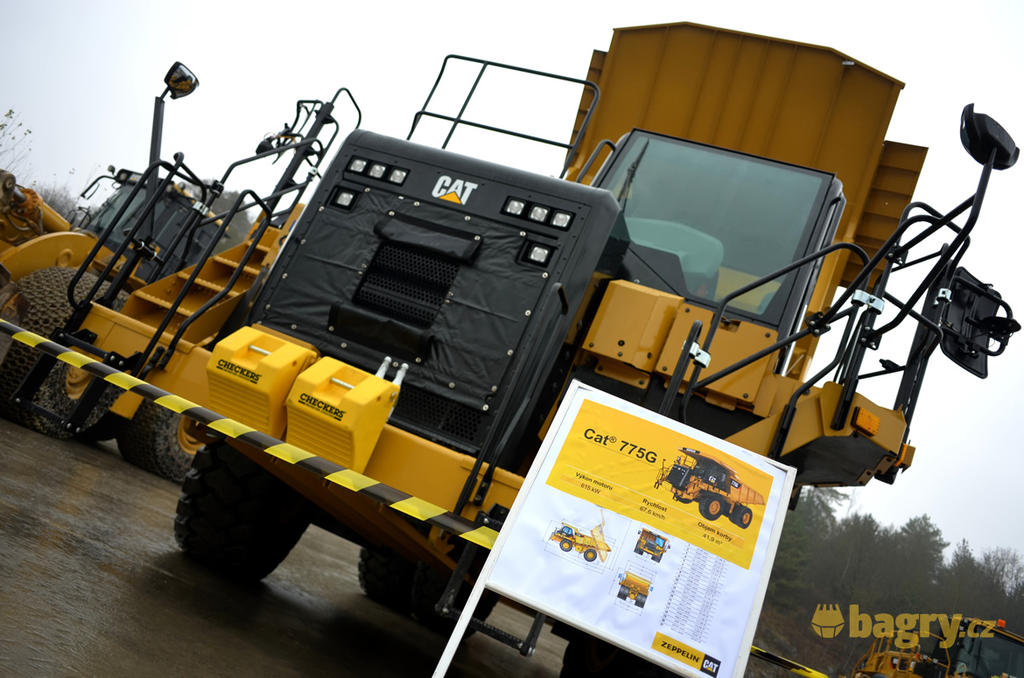 Caterpillar 775G za cedulí s jeho základními technickými parametry ...